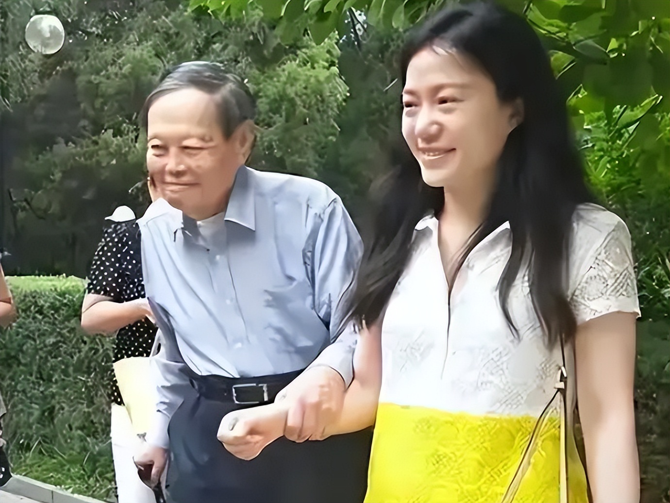 101-year-old Yang Zhenning went out to climb mountains, accompanied by ...