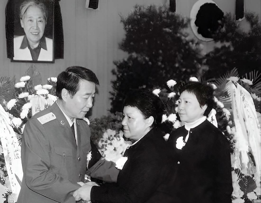 At Wang Guangmei's memorial service, two strangers came - iMedia