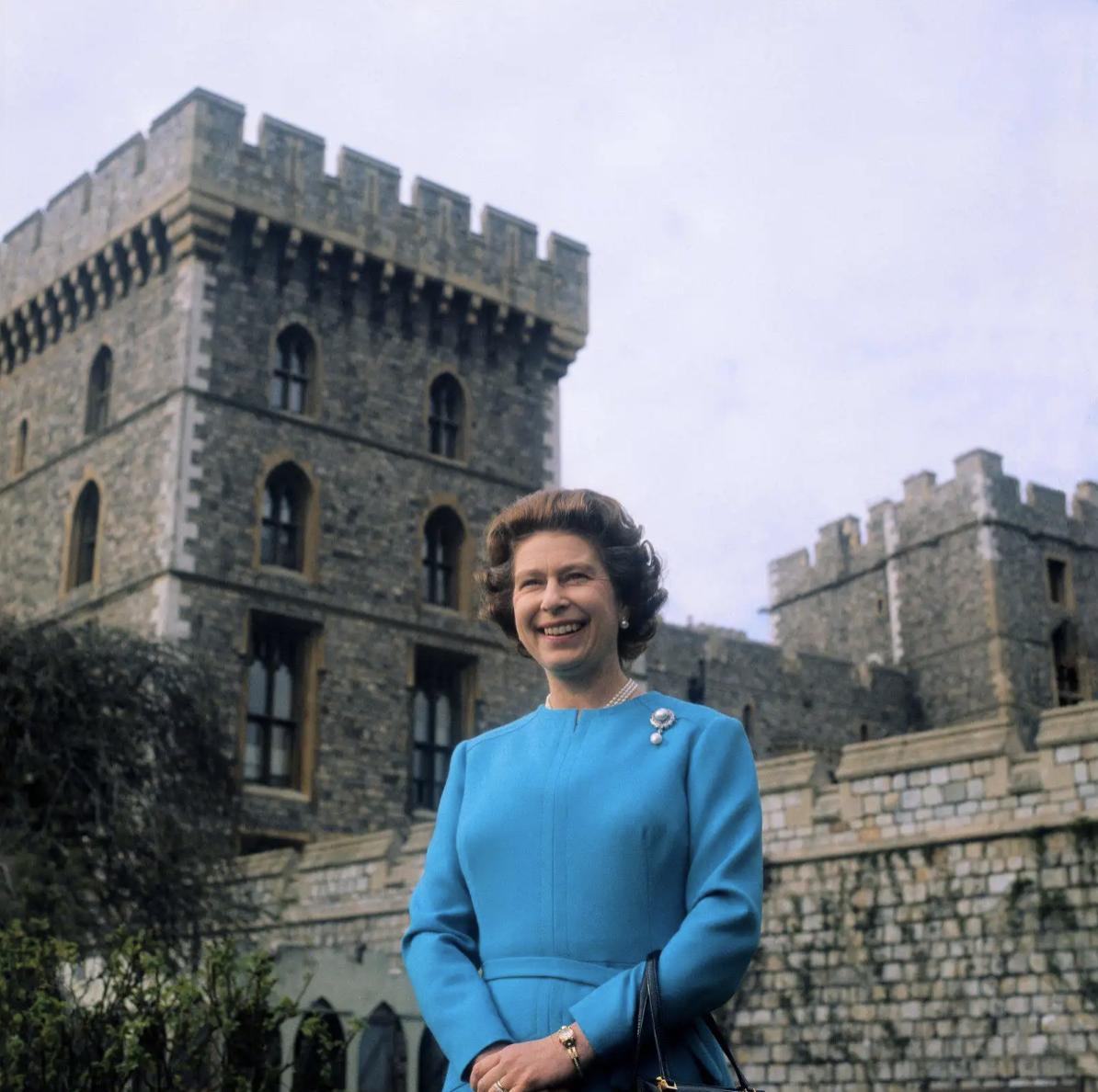 The Queen's Death, and the Falling World - iNEWS