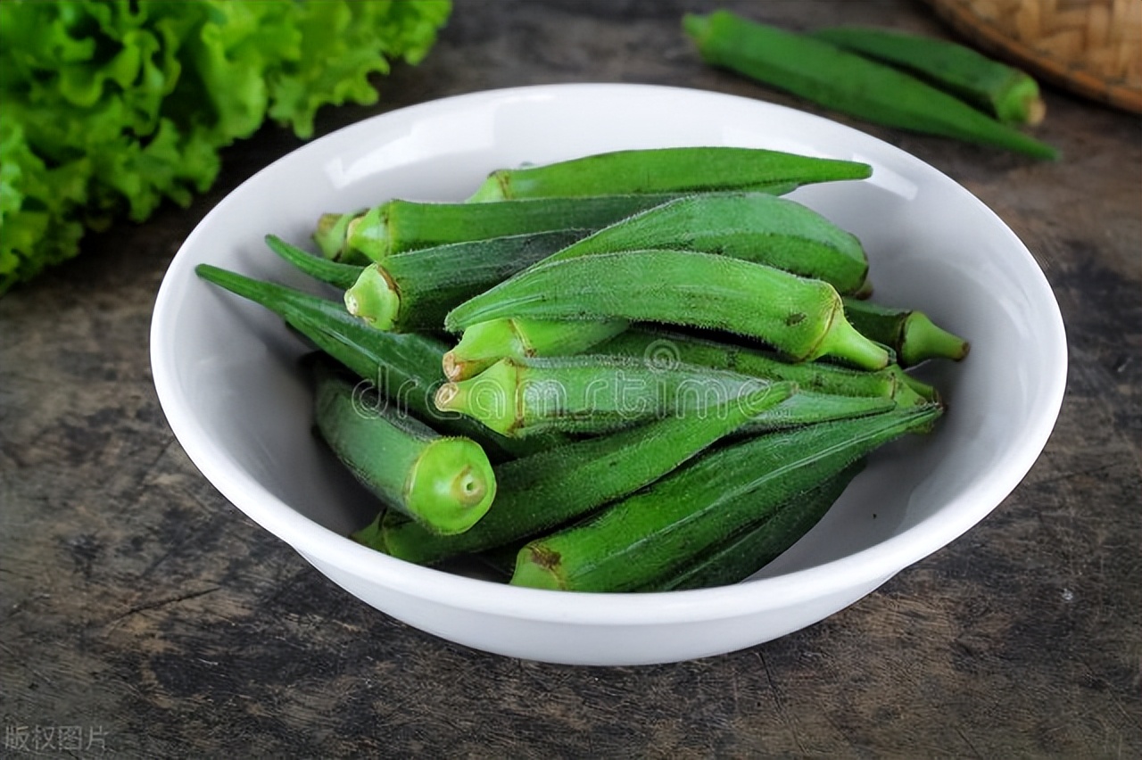 The home-cooked method of okra scrambled eggs, the okra is smooth and ...