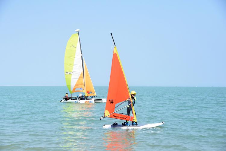 Haikou National Sailing and Windsurfing Base, there are so many sailing ...