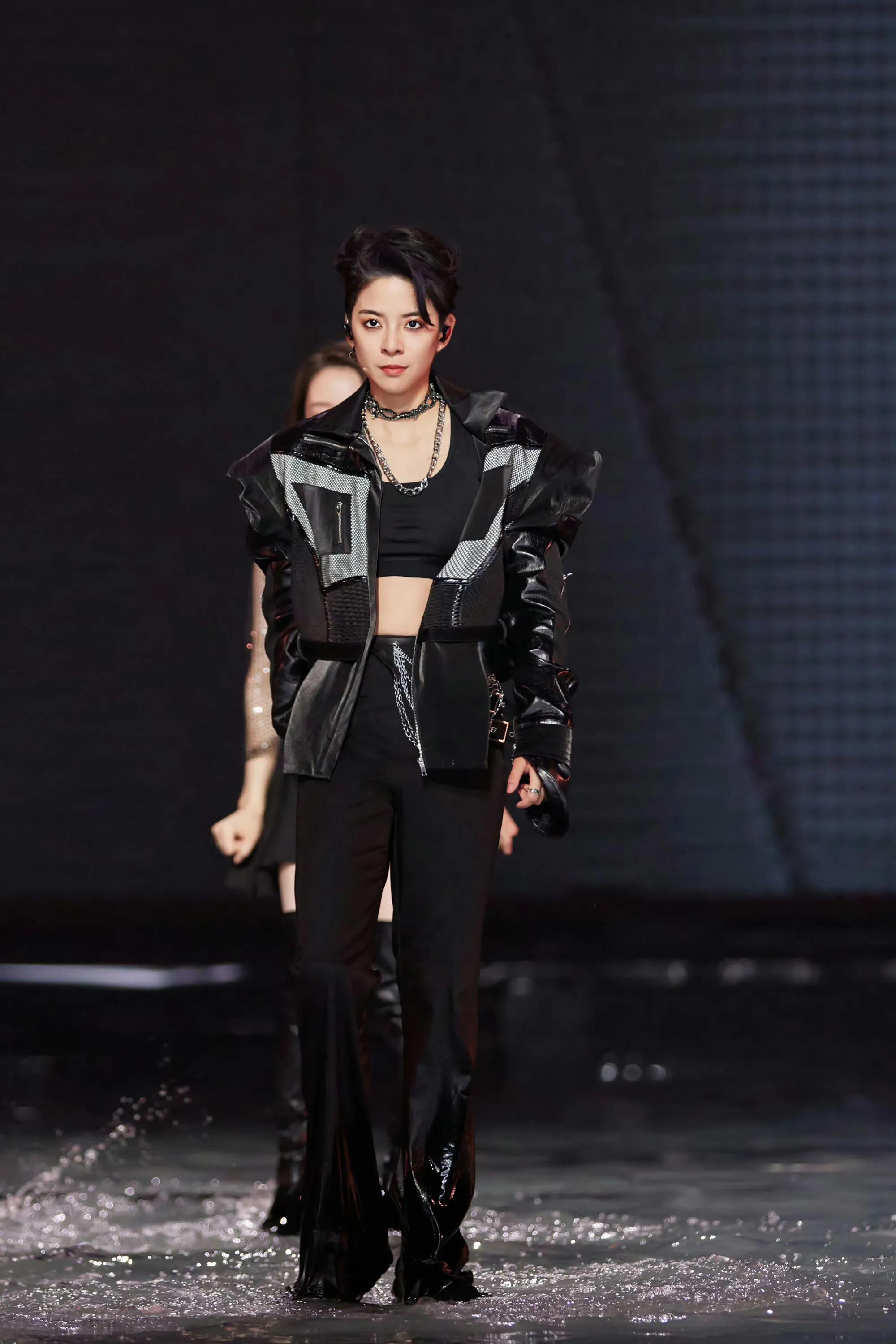 Sisters Who Make Waves Season 4 Pen-hold shooting: Zhu Zhu's charming ...