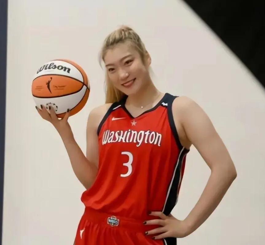 On the match day, Li Meng hung a photo of her kissing Zhang Long on the ...