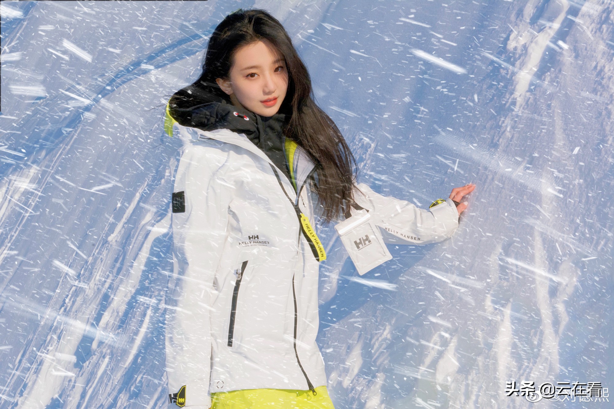 Beauty artist Liu Dexi learns to ski, enjoy charming photos - iNEWS