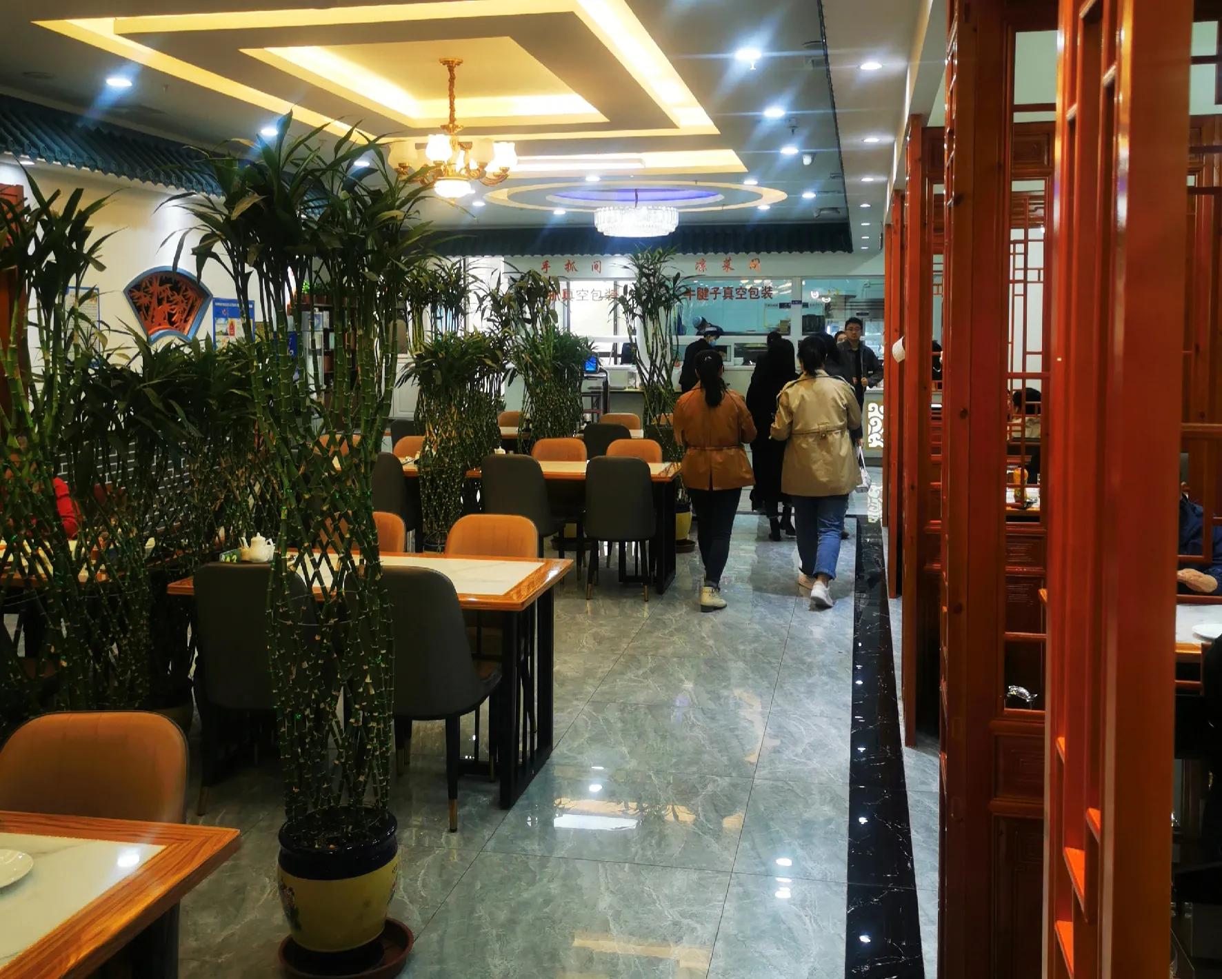 Good restaurant on the banks of the Yellow River - iNEWS