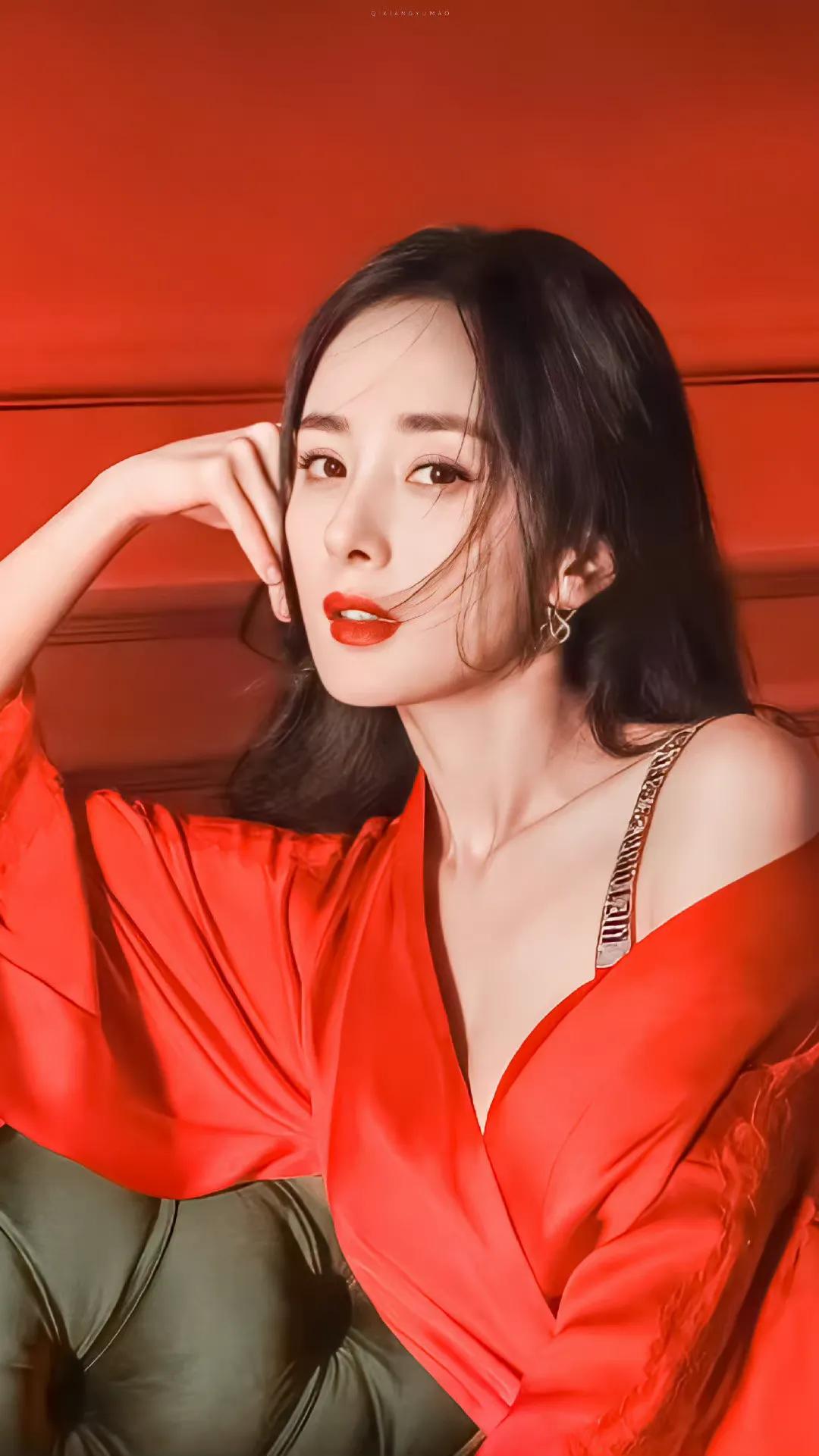 #Yang Mi New Year's red and black hit Victoria's Secret blockbuster ...