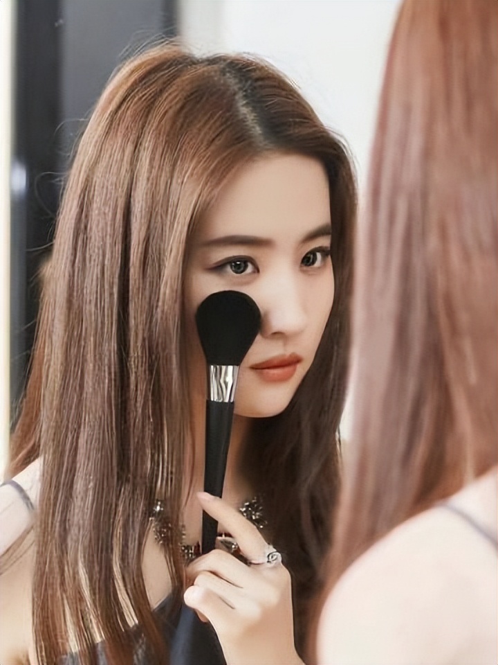 So exquisite! Liu Yifei's beautiful photos in the mirror are super charming - iMedia