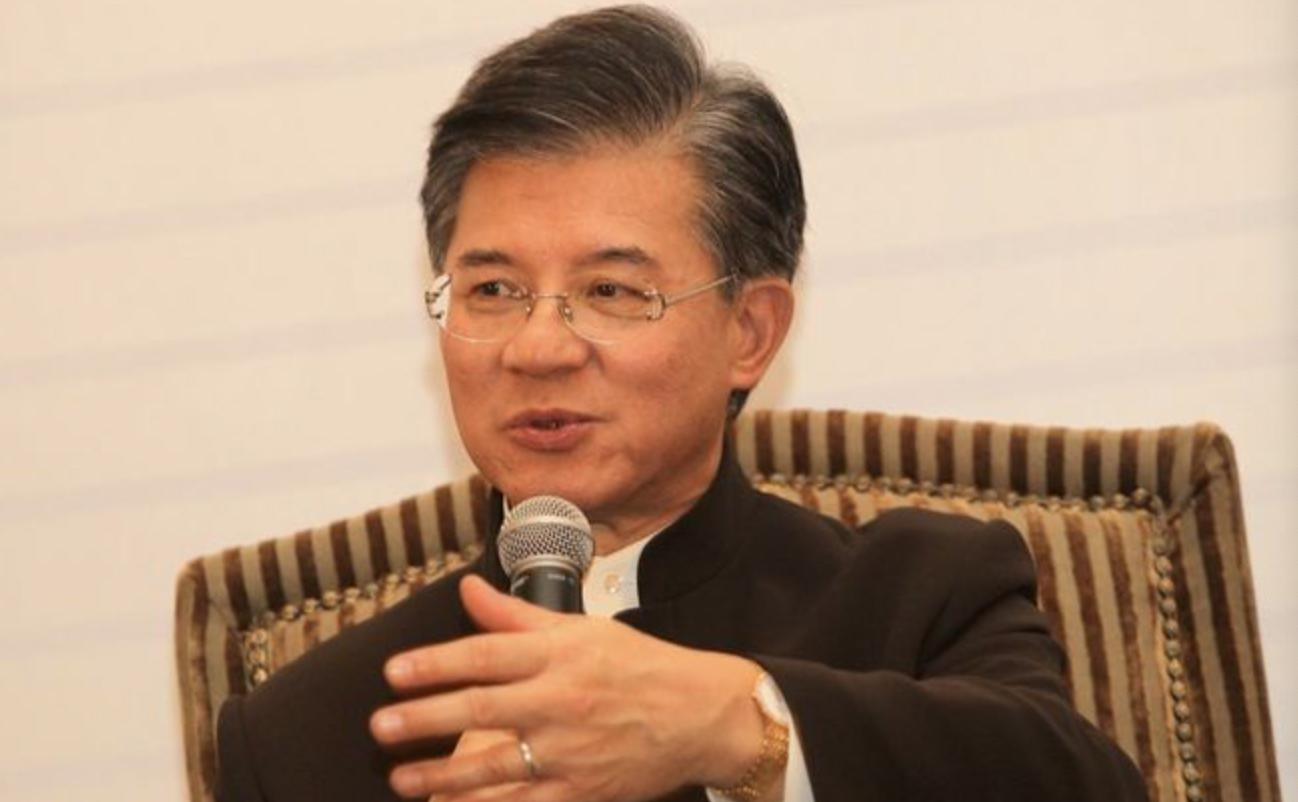 Zhu Lingling dressed up luxuriously to accompany her husband to the ...