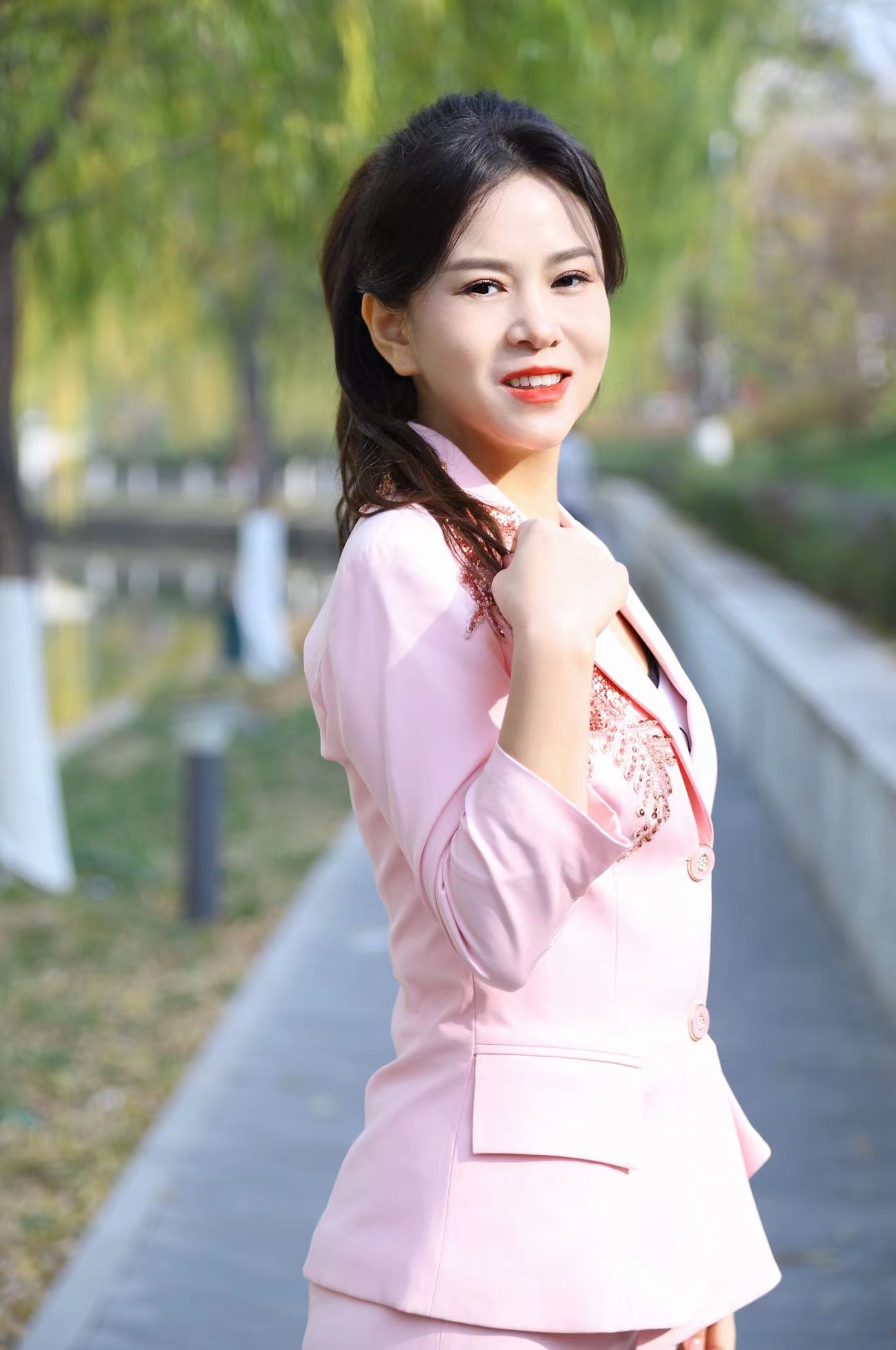 The host Liu Meixi revealed a group of winter photos in a pink suit ...