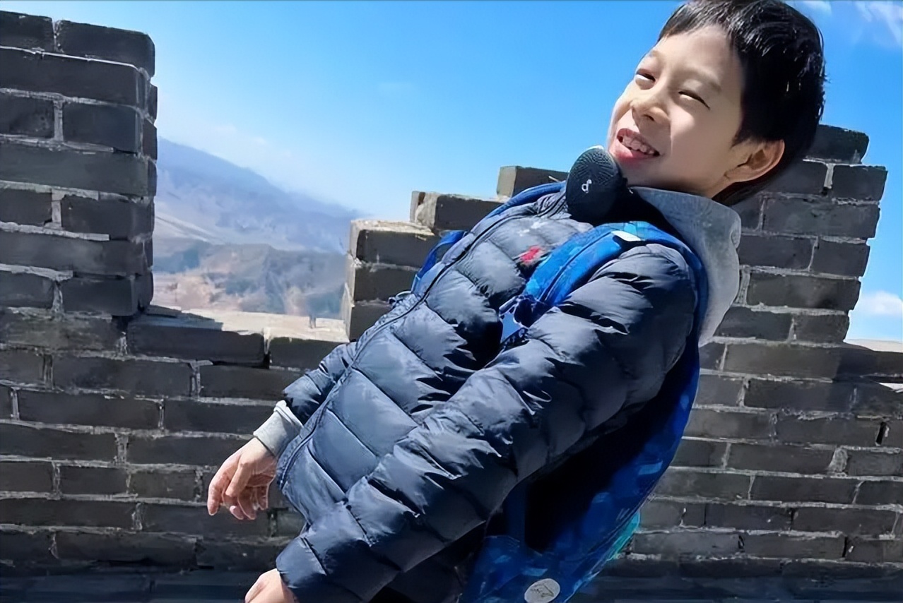 Huo Qigang's family went on a trip, the three children's faces were exposed, and Guo Jingjing's ...