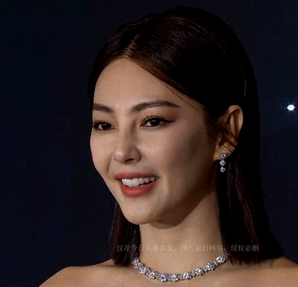 New Year's red carpet photos show Zhang Yuqi's nose bridge widened ...