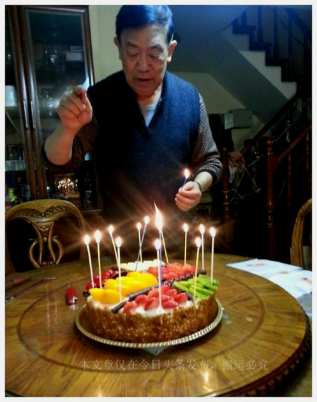 79-year-old Gao Ming "shows off" the trophy to his granddaughter. The ...