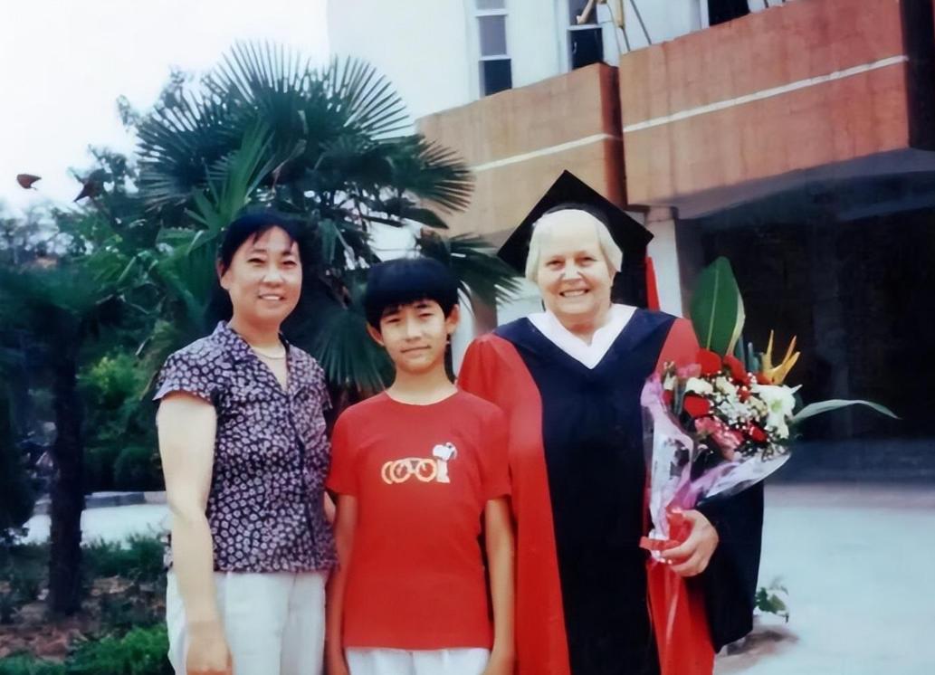 An American woman has been a teacher in China for 70 years. The Prime Minister specially granted ...