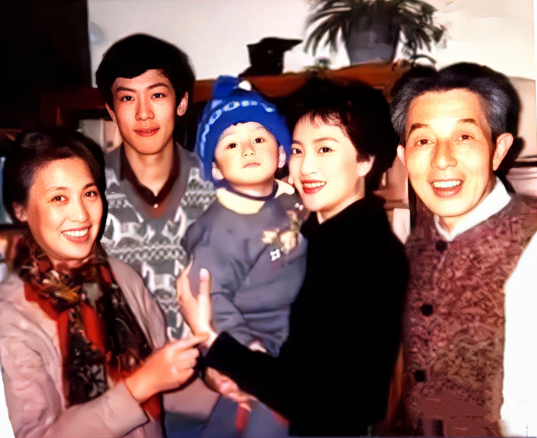 Wang Jiawei's ex-wife Deng Xing grew up beside Qin Yi, and now her 67-year-old son has become ...