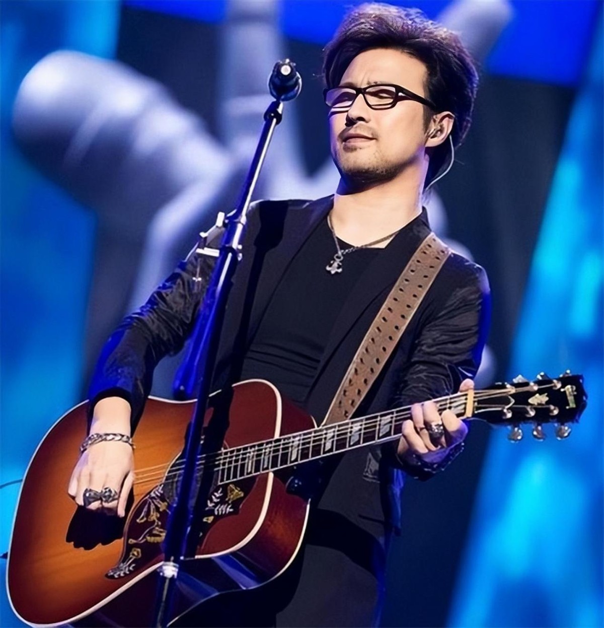 The cruel truth of the "out-of-date singer" is vividly expressed in ...