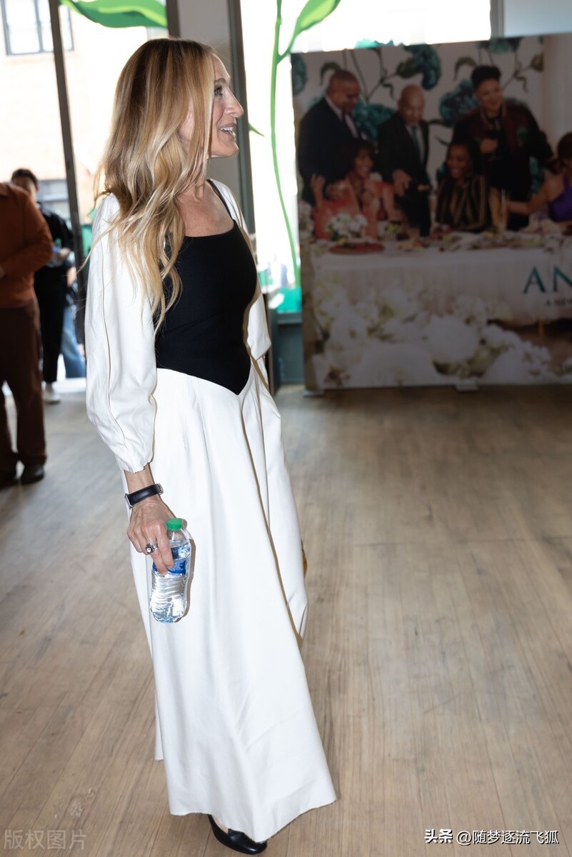 Sarah - Jessica - Parker is wearing a black and white stitching puff ...
