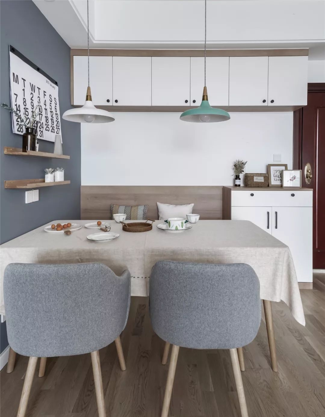 The 77-square-meter small apartment has a Nordic style, and the ...