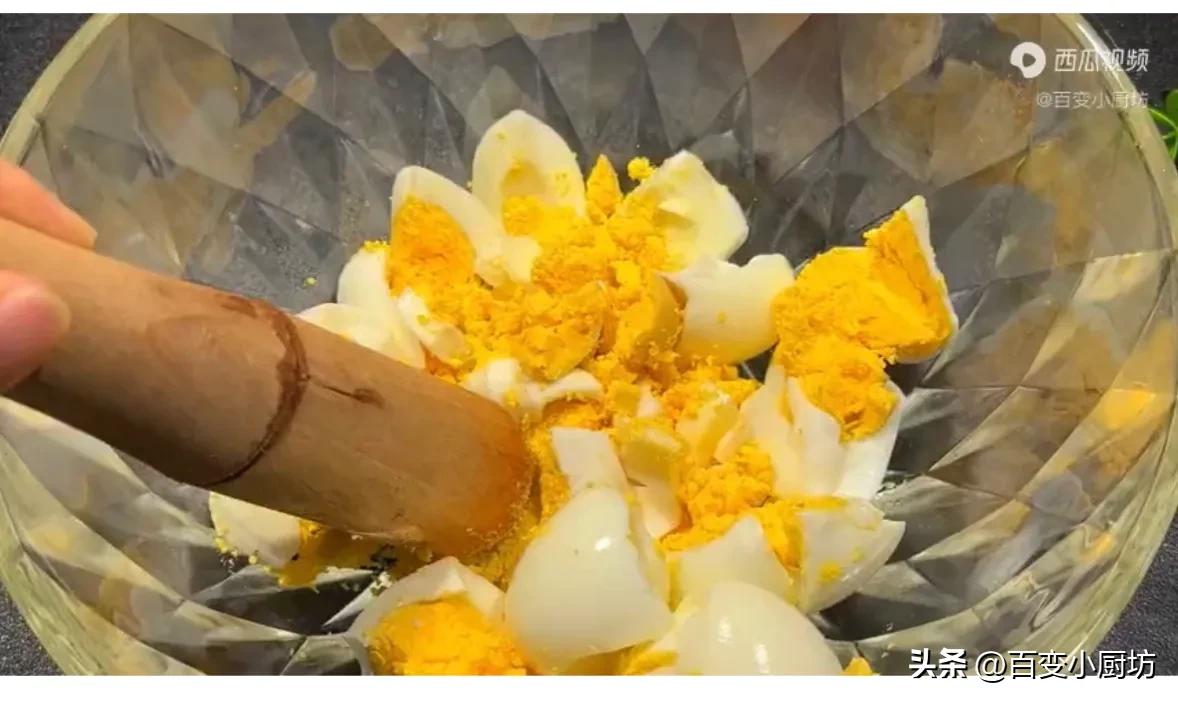Boiled eggs and garlic, who invented this way of eating, it is not ...