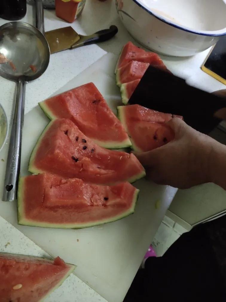 Now is the season to eat watermelon, let's make non-pickled watermelon ...