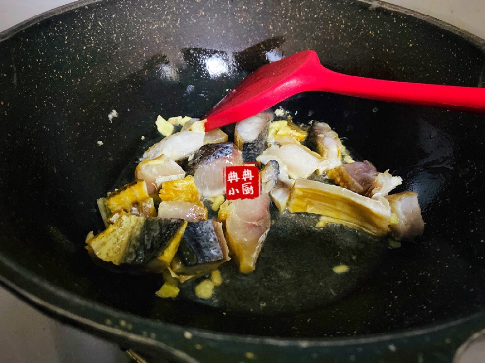 A delicious and delicious dish, fried salted fish with garlic, a taste ...