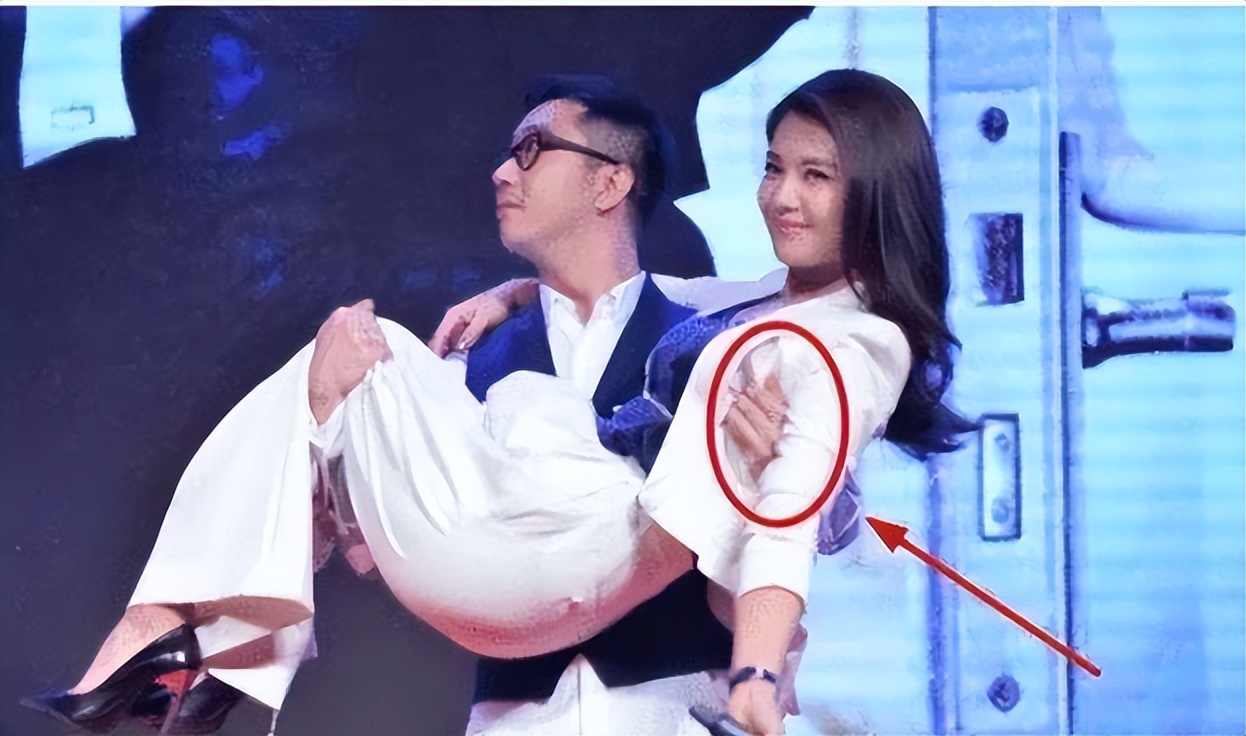 41-year-old Liu Tao was hugged by Wang Zijian's public princess, who noticed his hand movements ...