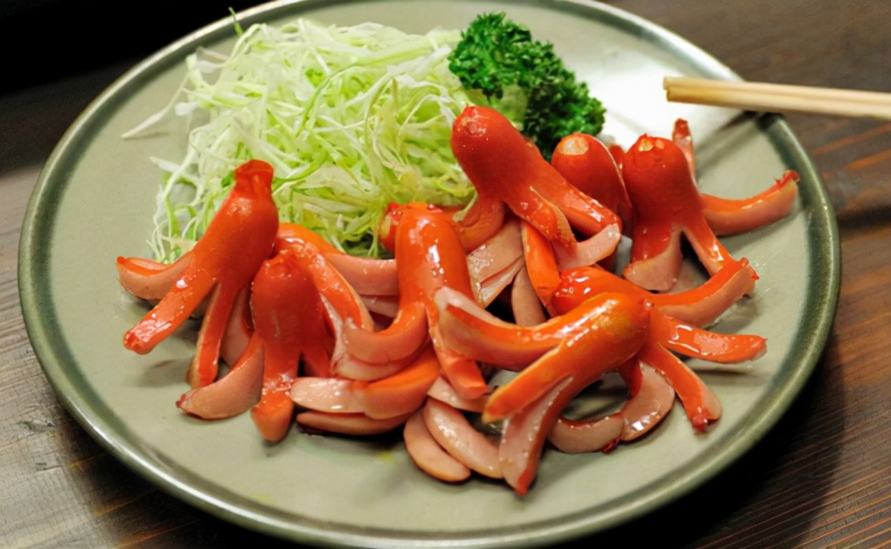 Why do Japanese bento always make sausage like octopus?In fact, there ...