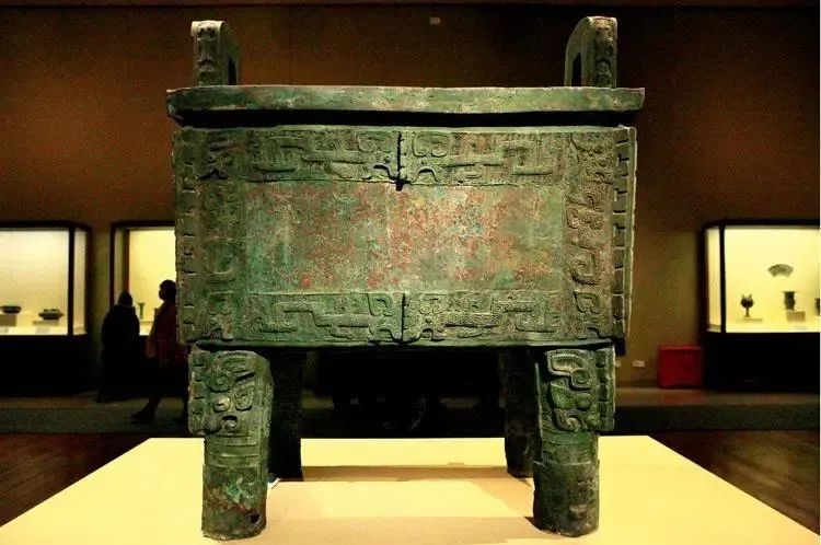 What color is the ancient bronze ware? - iNEWS