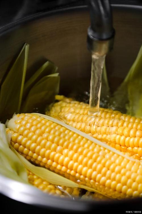 Do not cook corn in a pot under clear water, "add 2 things" to the pot ...
