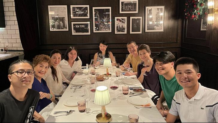 59-year-old Michelle Yeoh takes a swimsuit photo!With her granddaughter ...