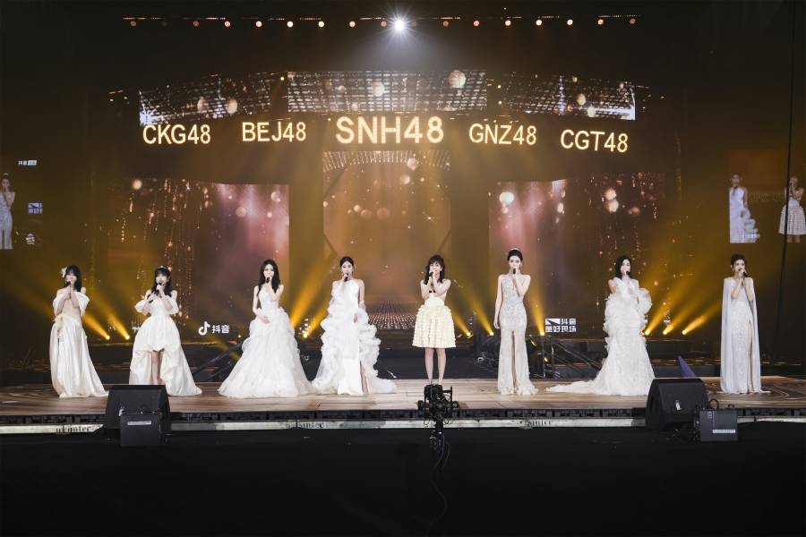 Ju Jingyi helped out at the SNH48 10th Anniversary Concert and Yuan ...