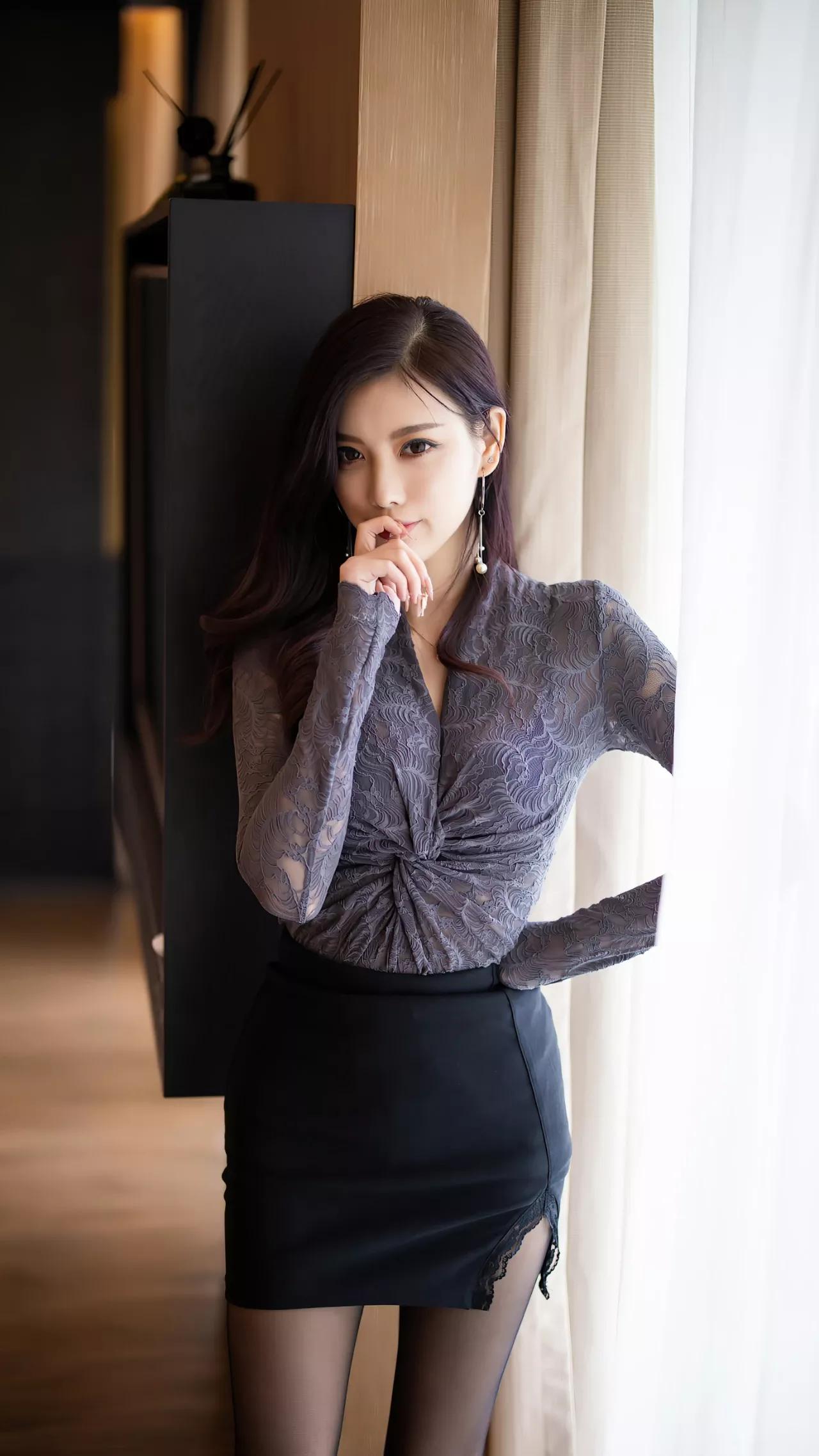 Yang Chenchen lace top with black skirt fashion photo - iMedia