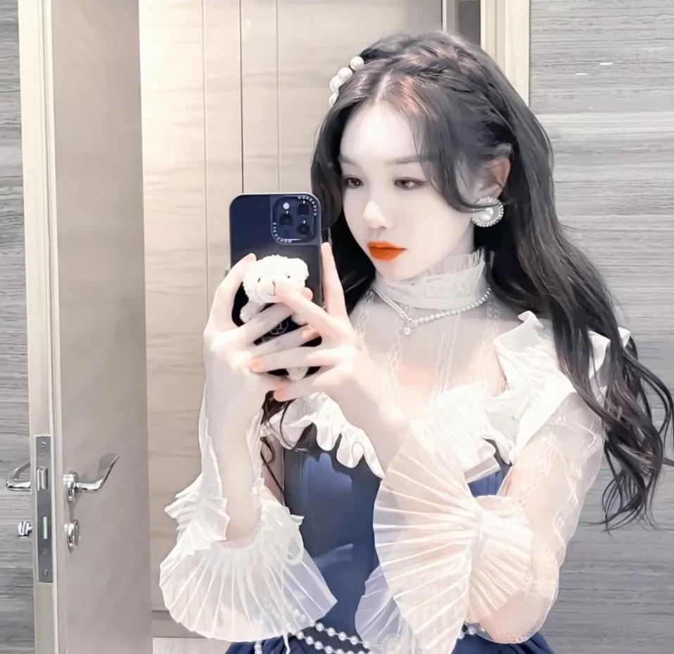 Xu Mengjie's smile is sweet, her eyes are curvy, a super cute and ...