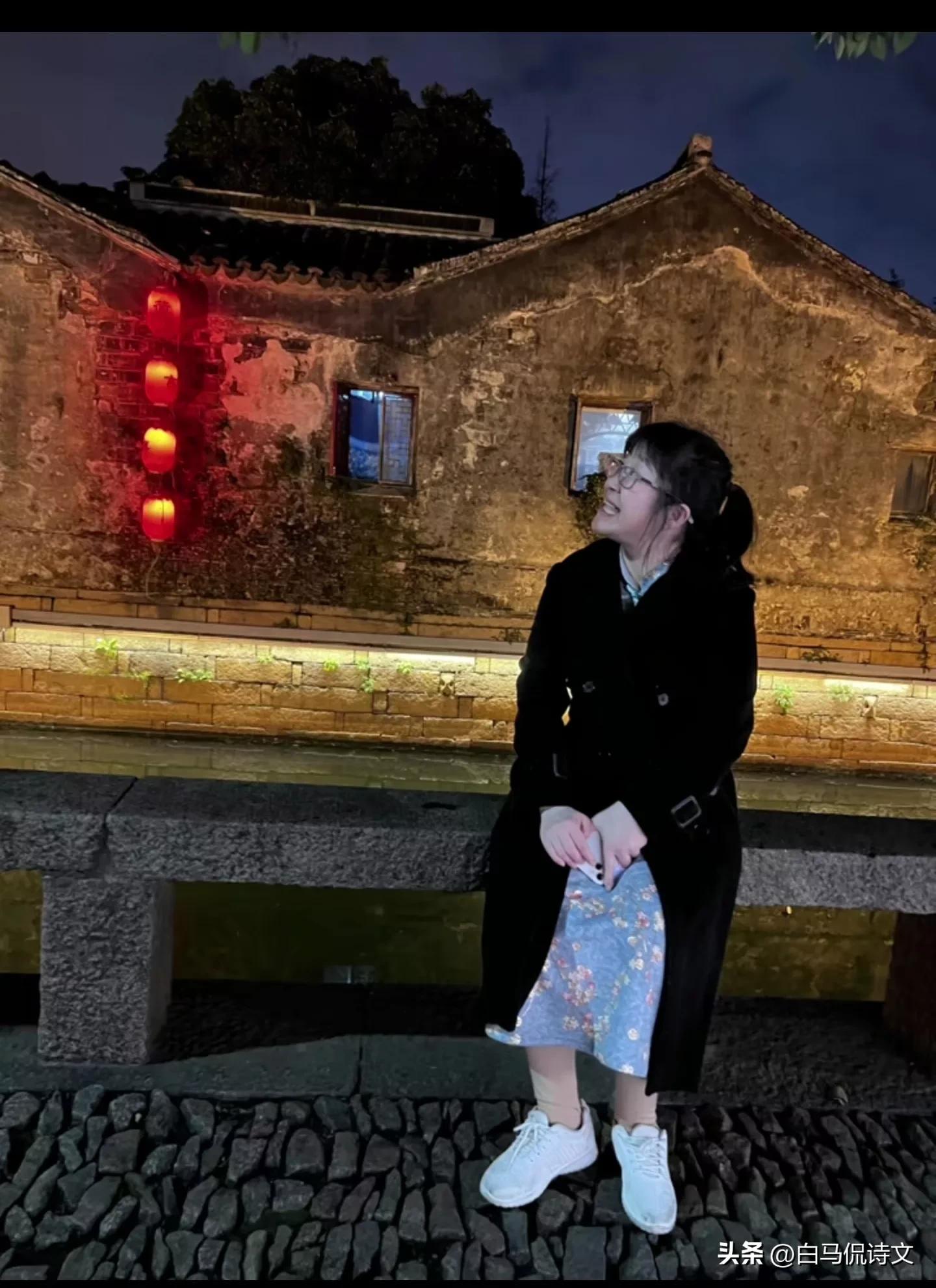 Yu Xiuhua: In the moonlight, the silent wheat is rubbing slightly, it ...