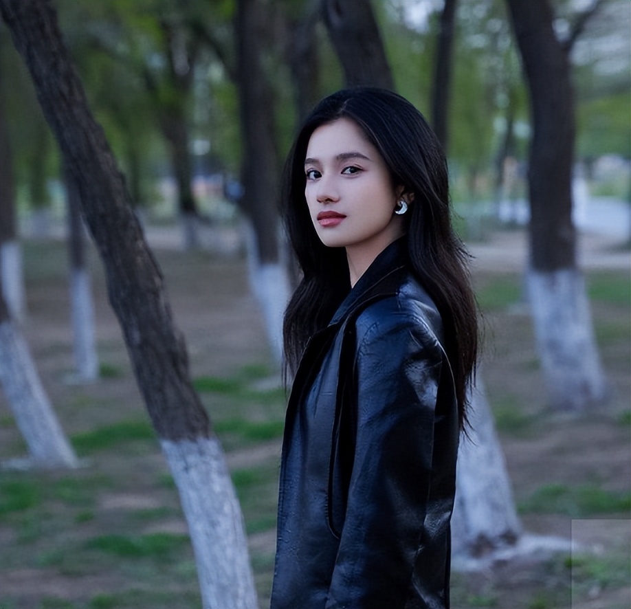 "He Came from the Firelight" official announcement, looking forward to the performance of Huang ...