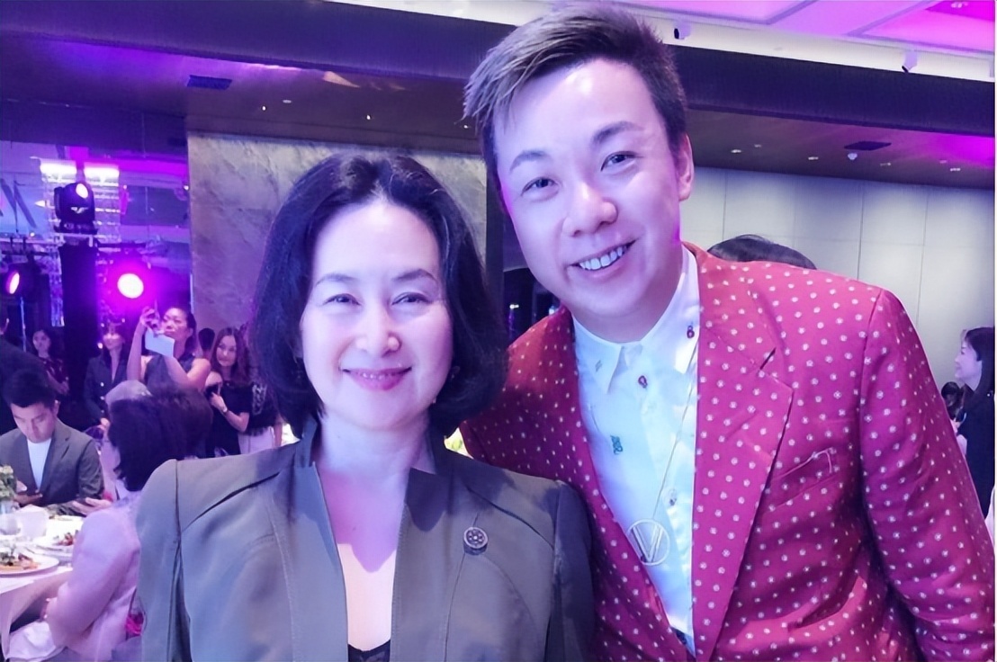 He Chaoqiong, who is over 60 years old, ushered in her second spring. Who pried open her heart ...