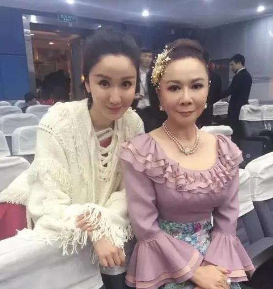 A recent photo of Lou Yixiao at the age of 34, from an "inflated face ...