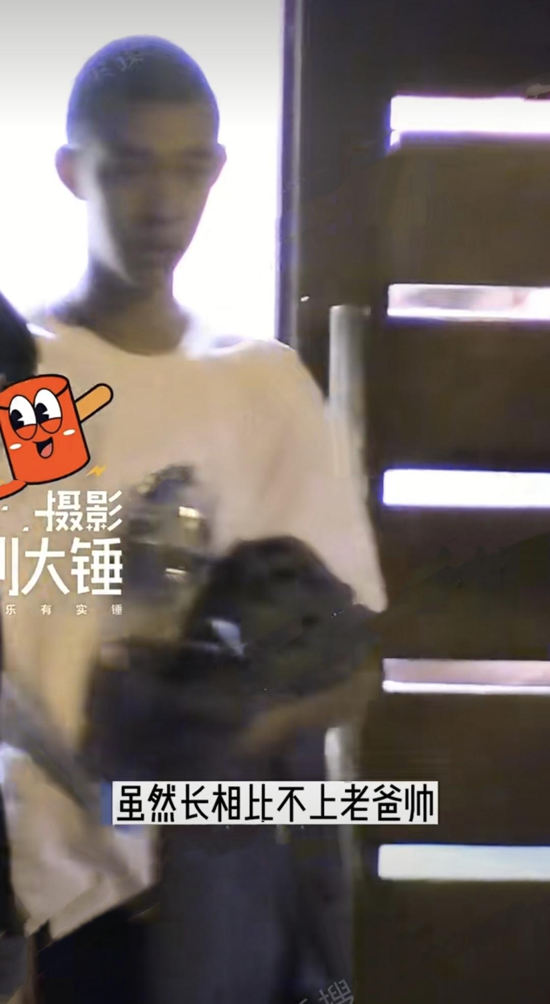 60-year-old Jiang Wen went out with his son, 14-year-old Jiang Jiro was ...