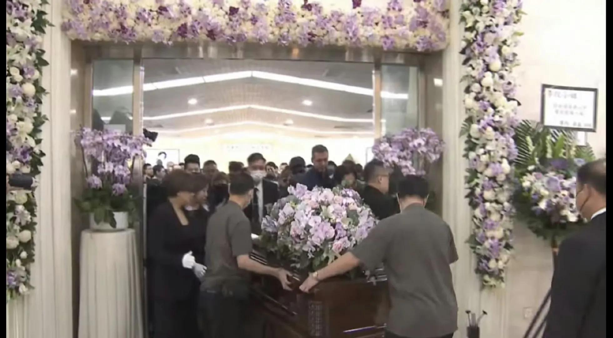 Coco Lee's funeral! Coco Lee's husband appeared in the crematorium and ...
