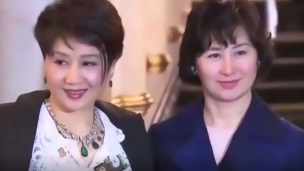 He Chaoqiong and Liang Anqi ate at a food stall together. After decades ...