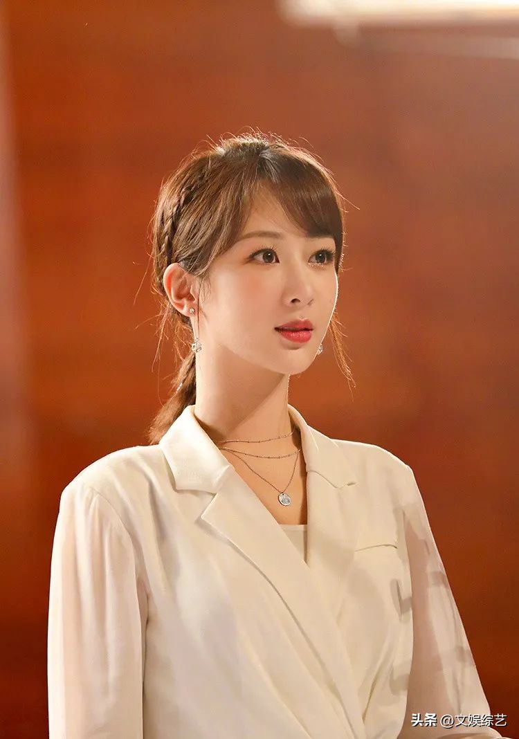 Yang Zi appeared in pajamas, pouting her cute and naughty mouth ...