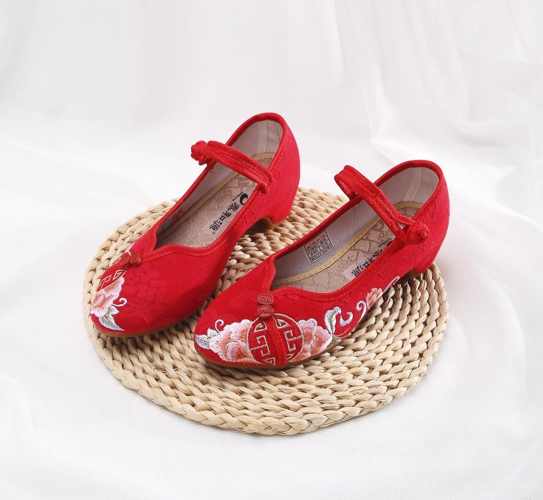What kind of embroidered shoes should I wear with a cheongsam? - iNEWS