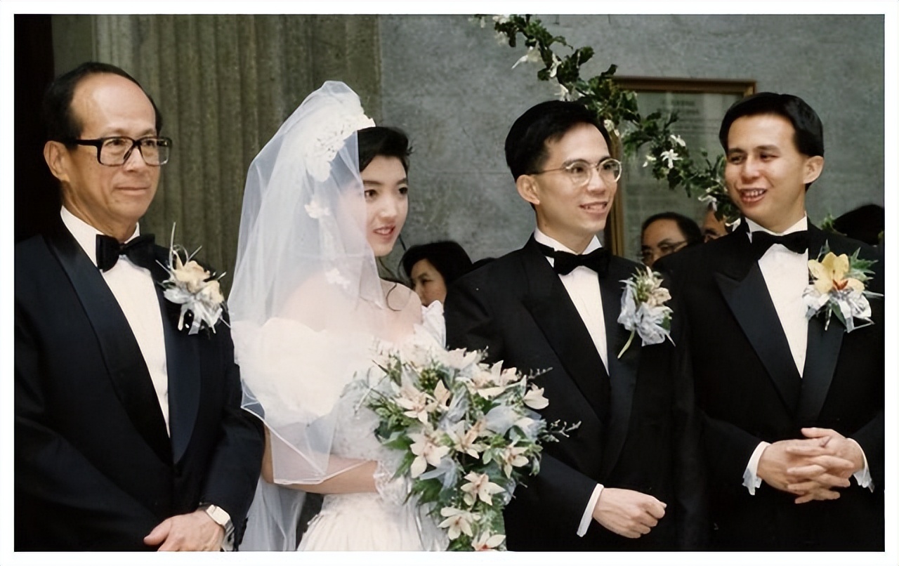 It is rare for Li Zekai and Li Zeju to be in the same frame, and the two brothers attended the ...