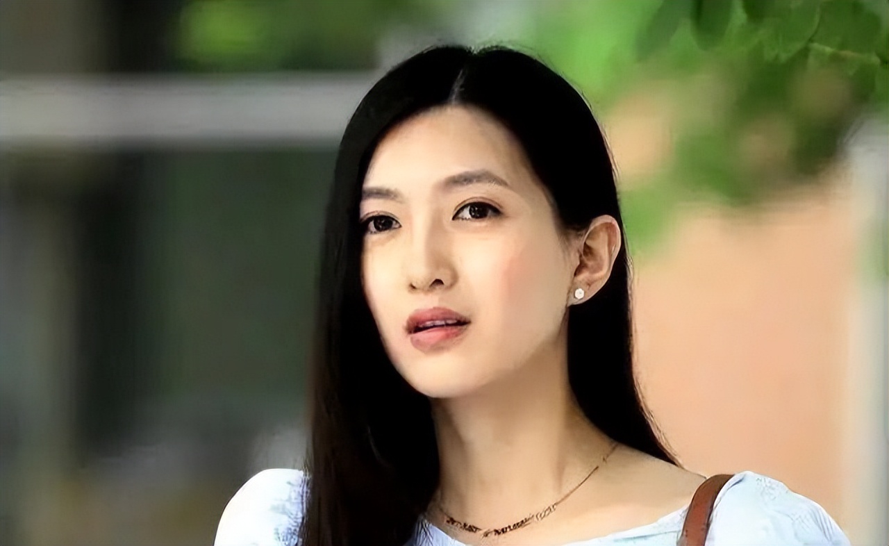 The school flower is not easy to act, and she accidentally turns into ...