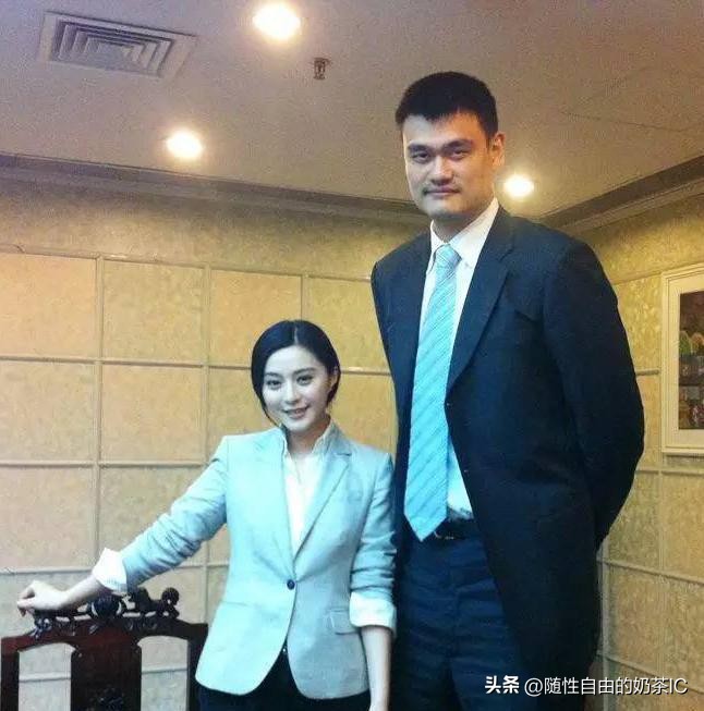 Jay Chou posted a photo with Yao Ming, the two actually look the same ...