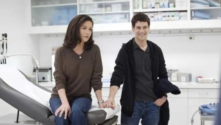 "Love Comes Back", How Signs and Symbols Enrich the Film's Mood - iNEWS