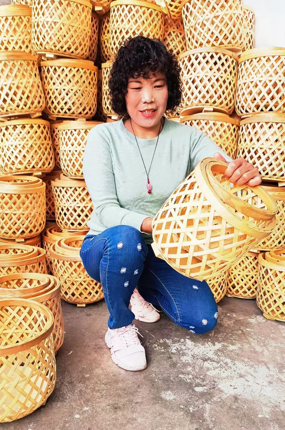 Liubian person Du Peilan visited Liubian handicraft factory - iNEWS