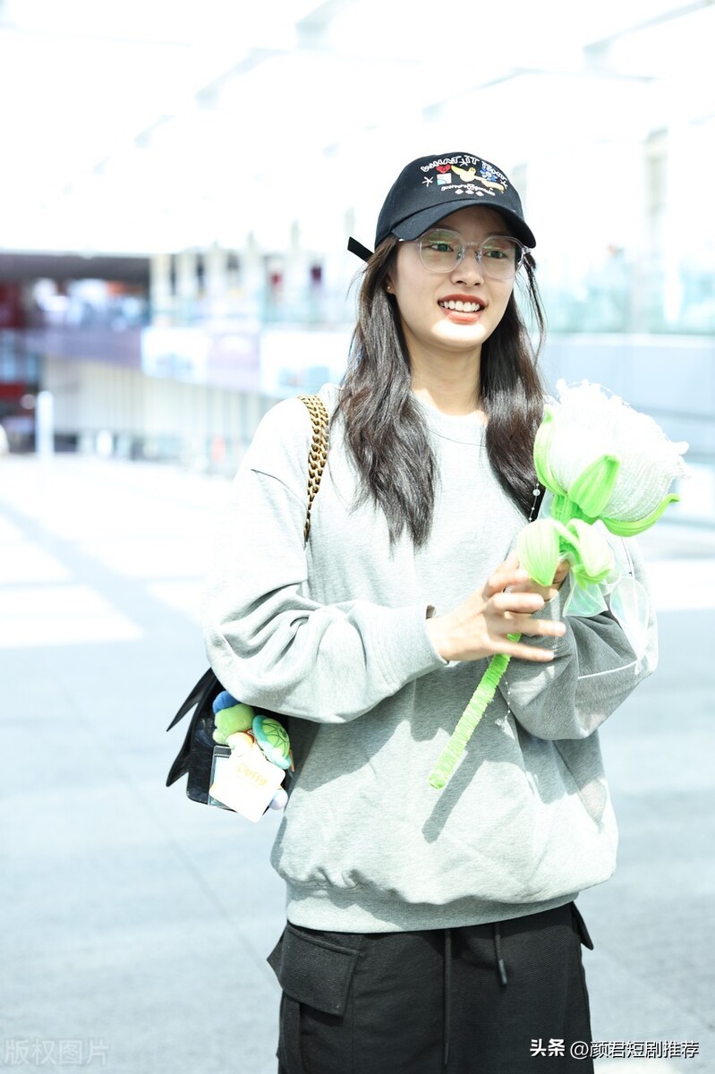 Xu Ruohan appeared at Beijing Airport with a bright and generous smile ...