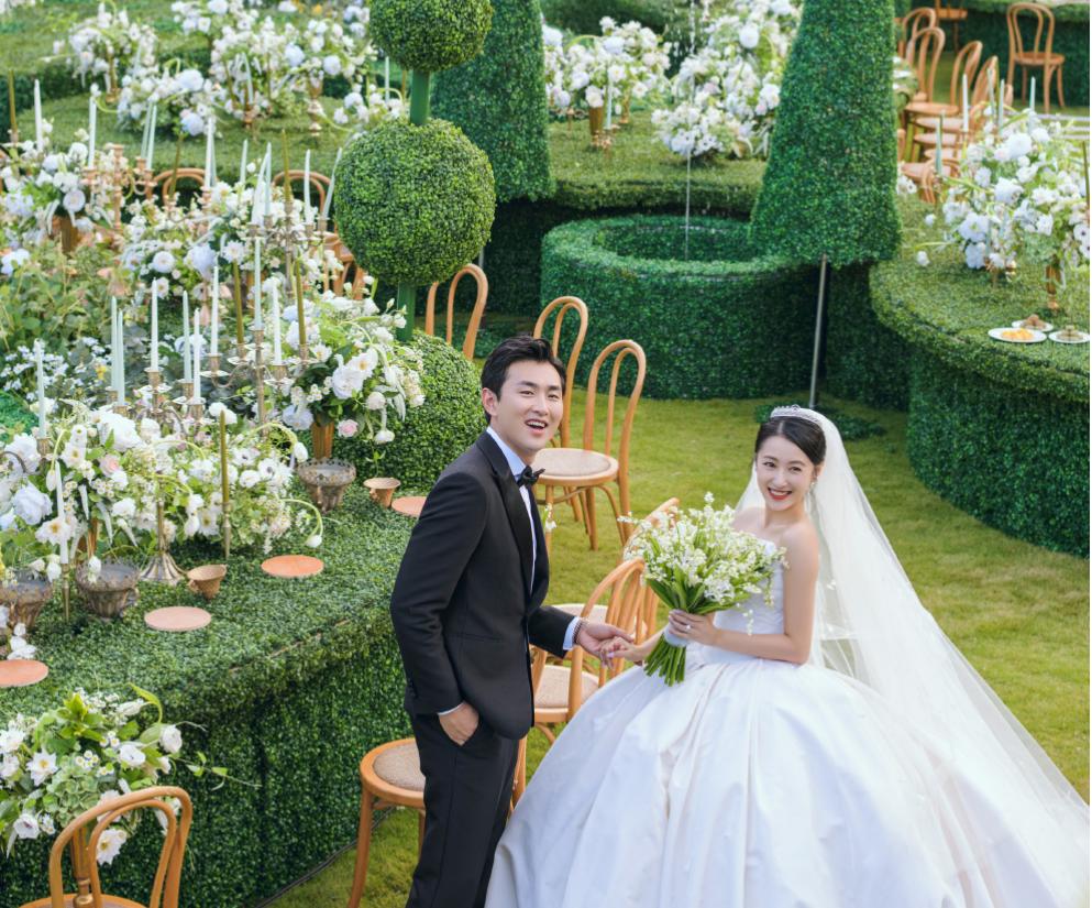 Wang Yanlin brought his wife to dinner, Ai Jiani is bloated and needs ...