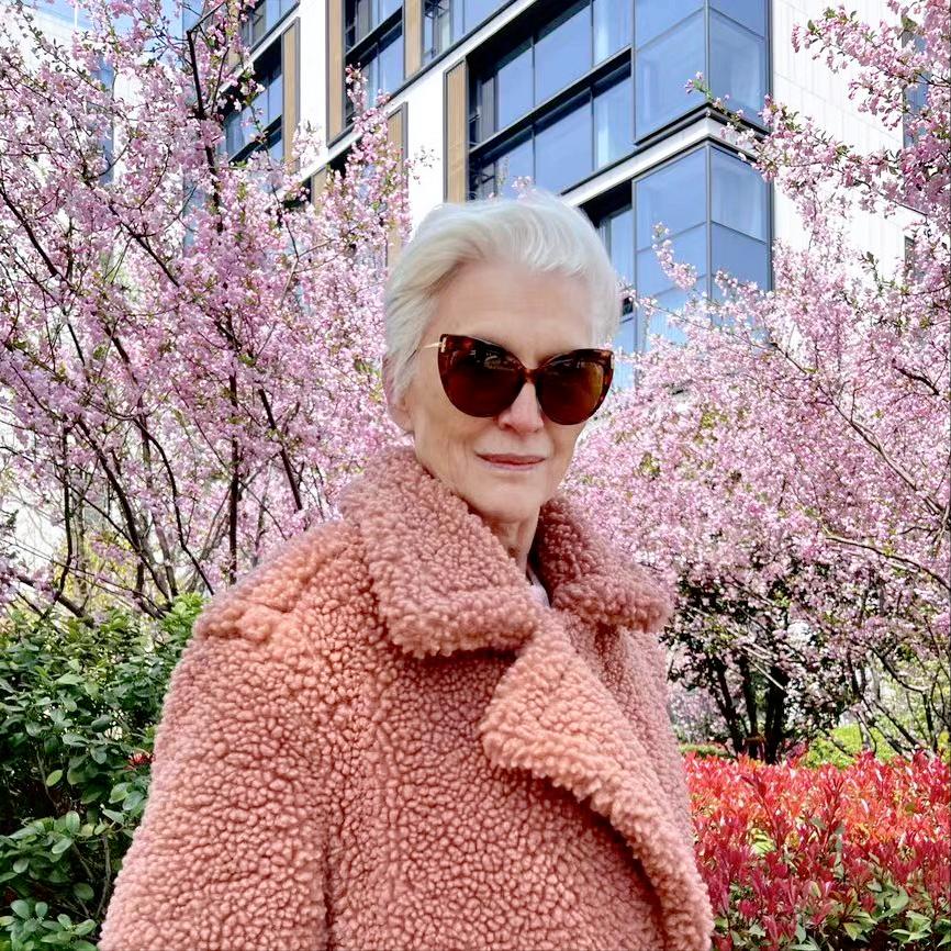 Musk's 74-year-old model mother tours Suzhou gardens - iMedia