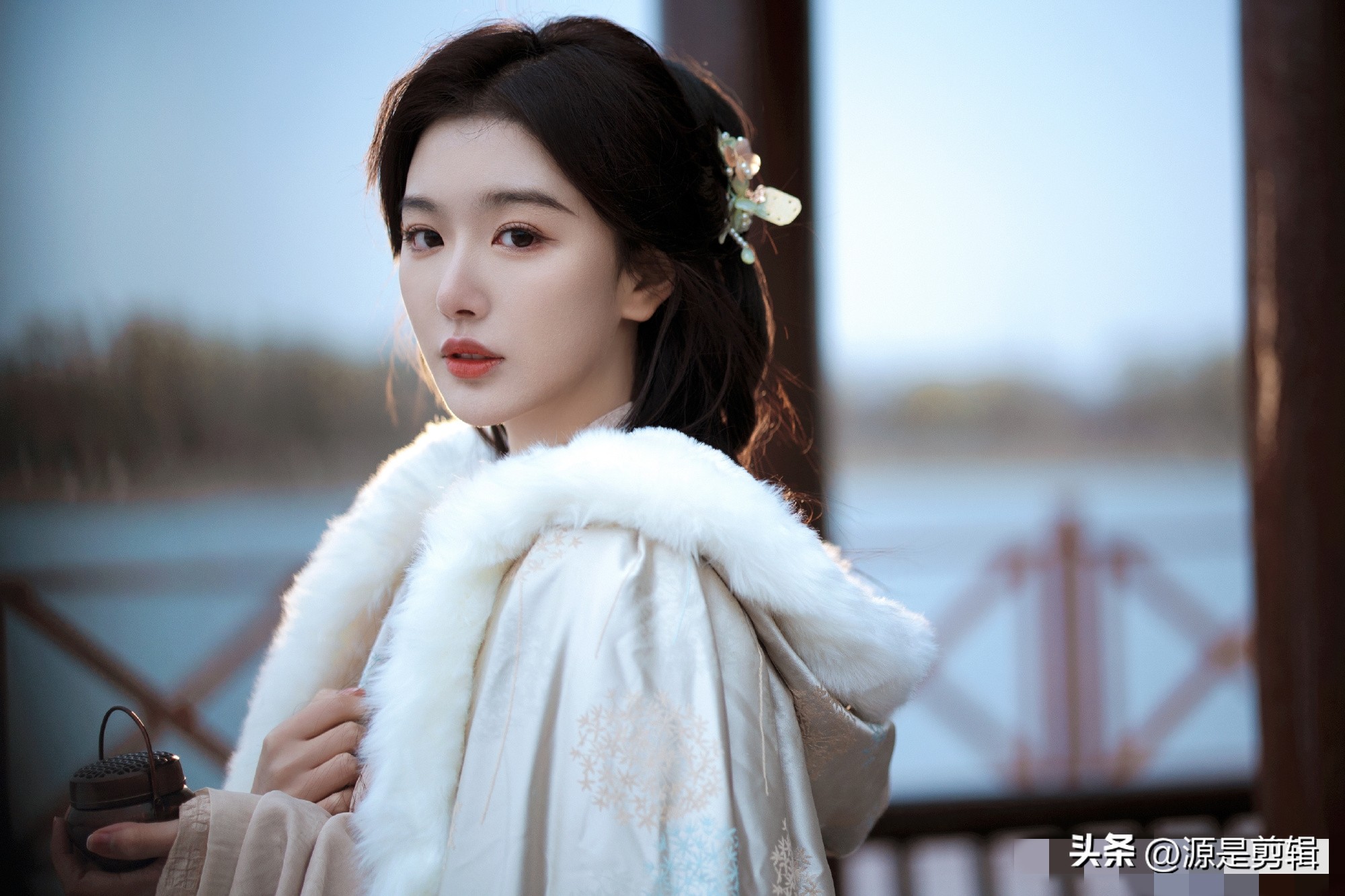 Appreciation of Kong Xueer's lovely temperament in an ancient costume ...